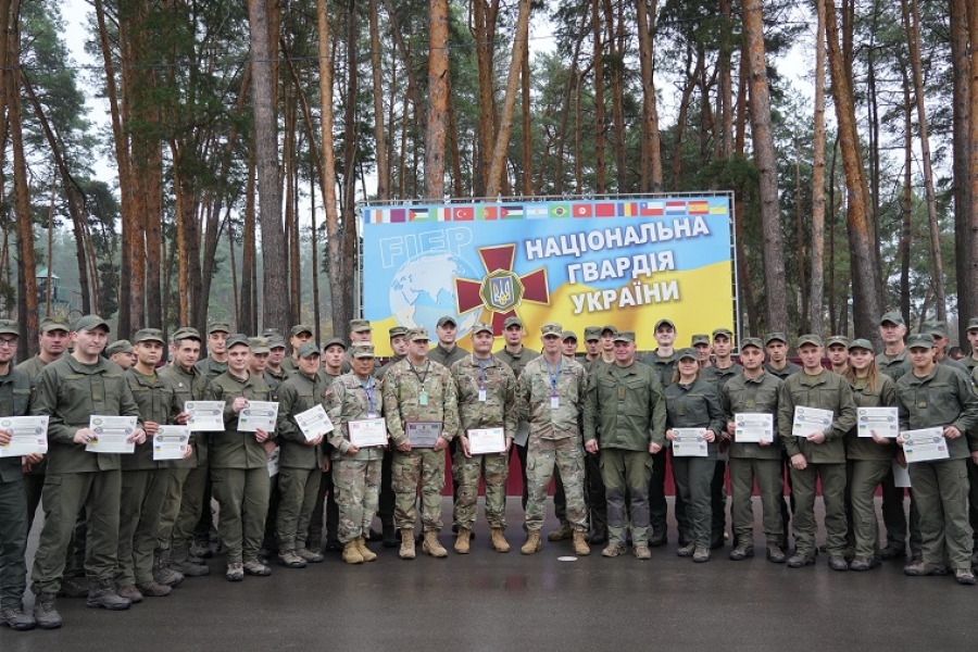 В Международном центре инструкторам Нацгвардии вручили сертификаты о ...